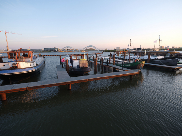 Woonboten Amsterdamsebrug tijdelijk bij Oostpunt - de Brug - nieuws uit ...