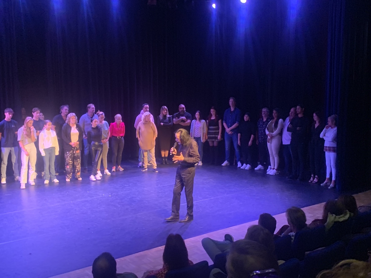 Publiek voelt zich thuis bij Rasti Rostelli’s illusionisme, fantasie én ...