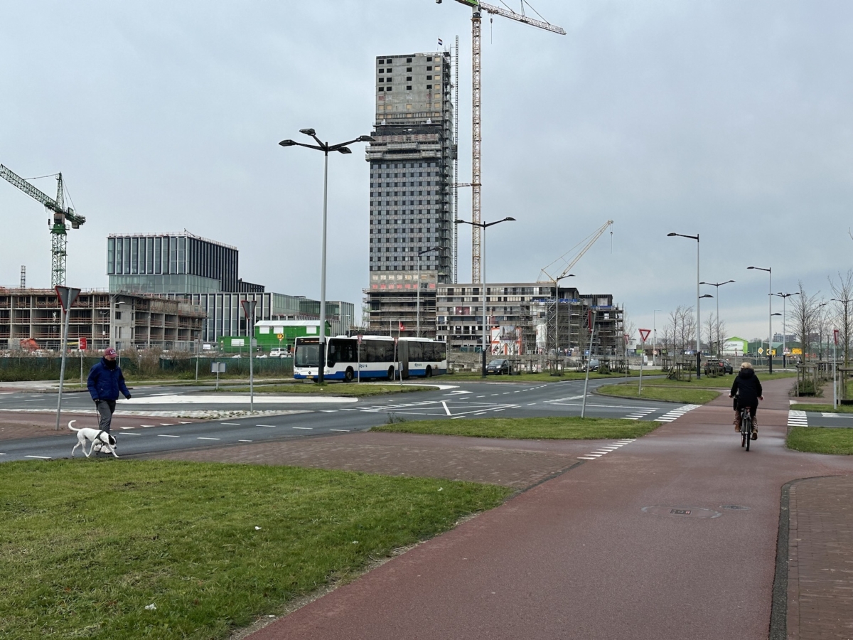 Bouw woontoren Sluisbuurt bereikt hoogste punt: 100 meter - de Brug ...
