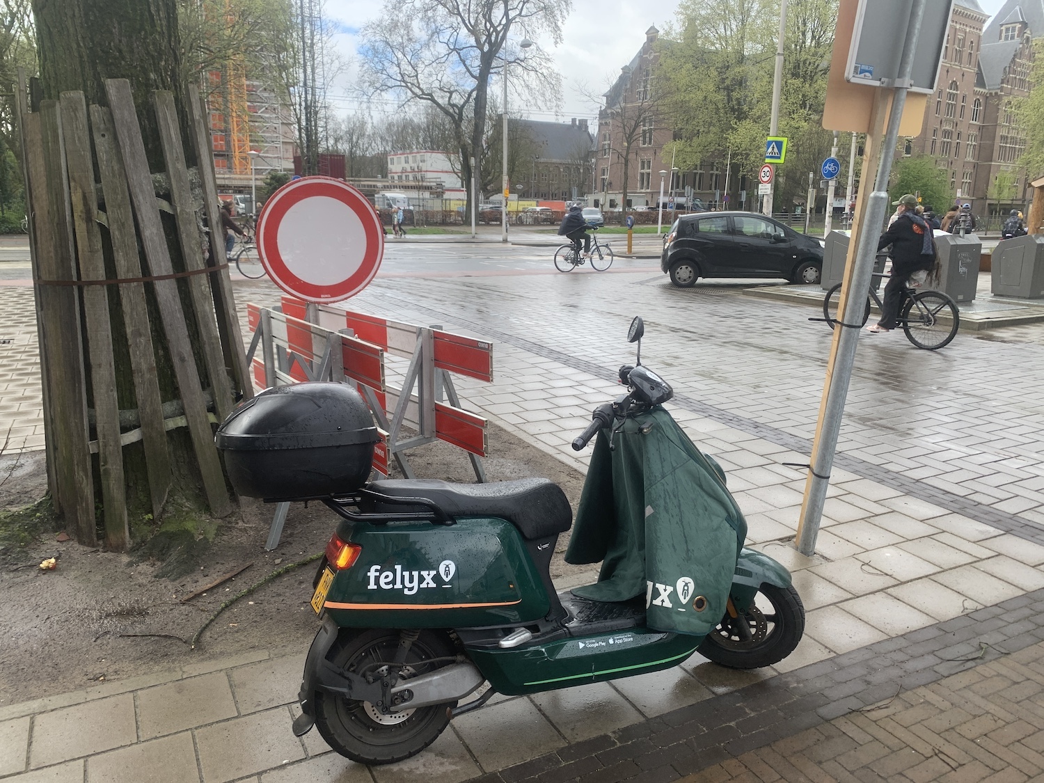 Deelscooterverhuurder Felyx weg uit Amsterdam - de Brug - nieuws uit Amsterdam Oost